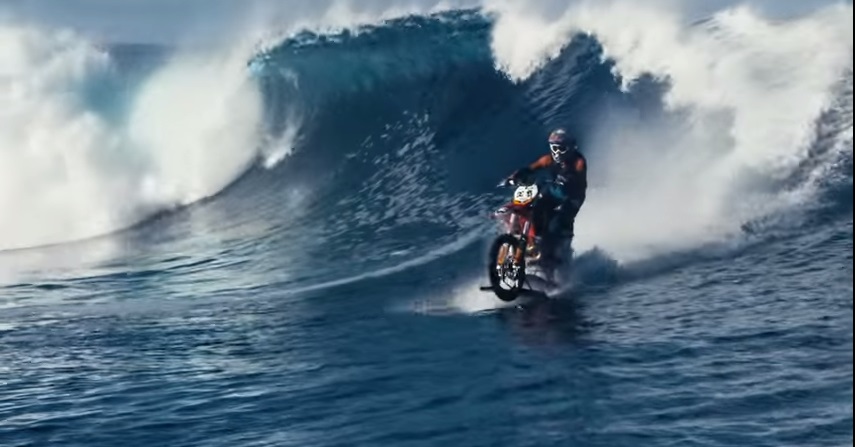 Une moto qui surfe, oui tout simplement